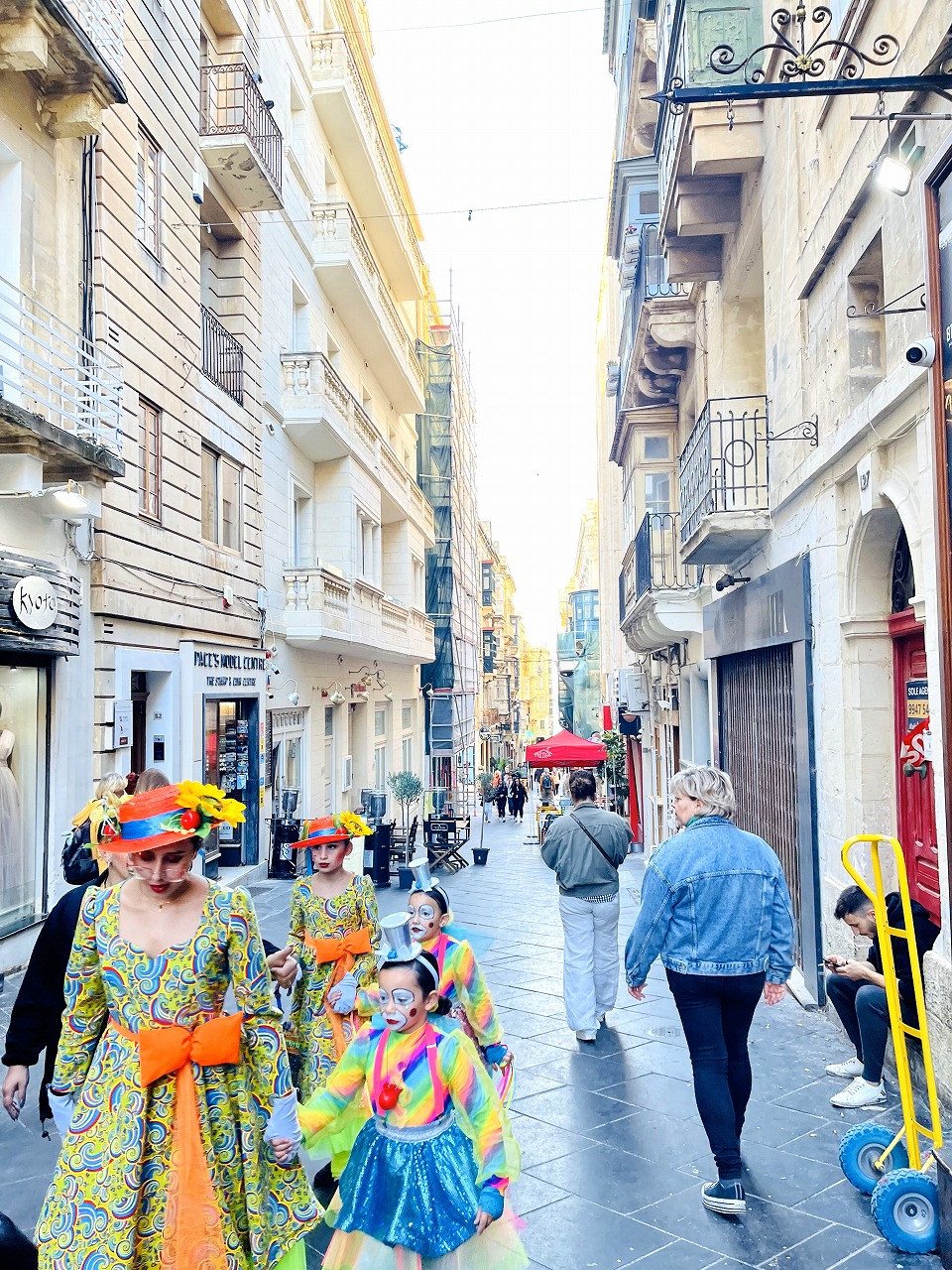 【マルタのカーニバル！！】マルタ島の伝統的なフェスティバルをレポート！！世界遺産の街バレッタのグランドフィナーレはお祭り騒ぎ！ | ママお医者 ...